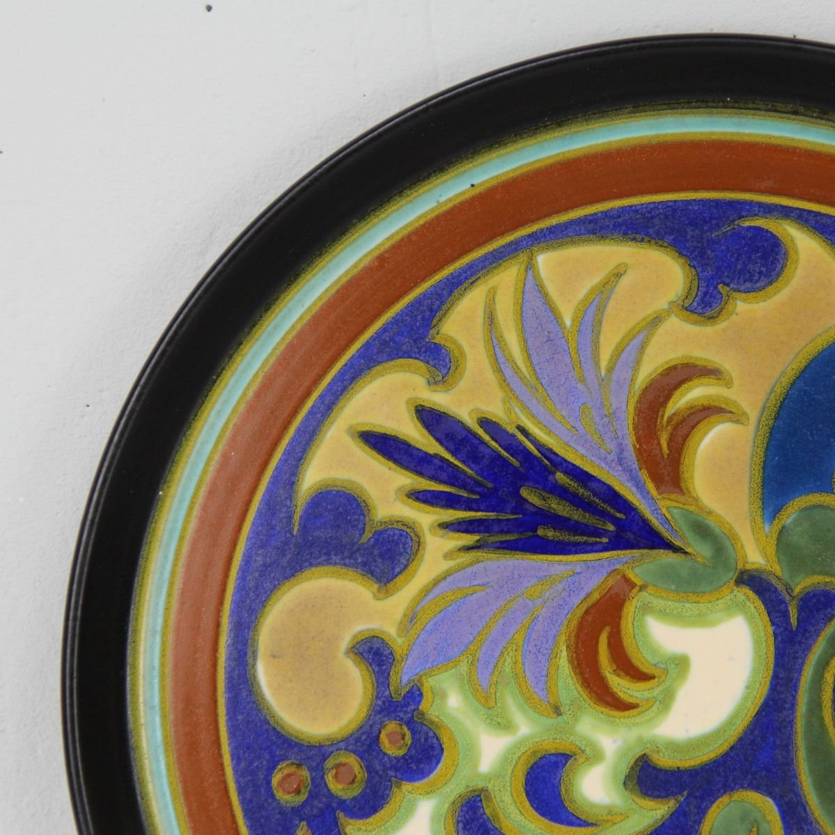 Großer Art Deco Gouda Keramik Teller bei Pamono kaufen