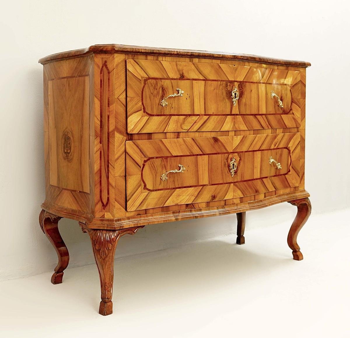 18th-Century German Chest of Drawers in Walnut for sale at Pamono