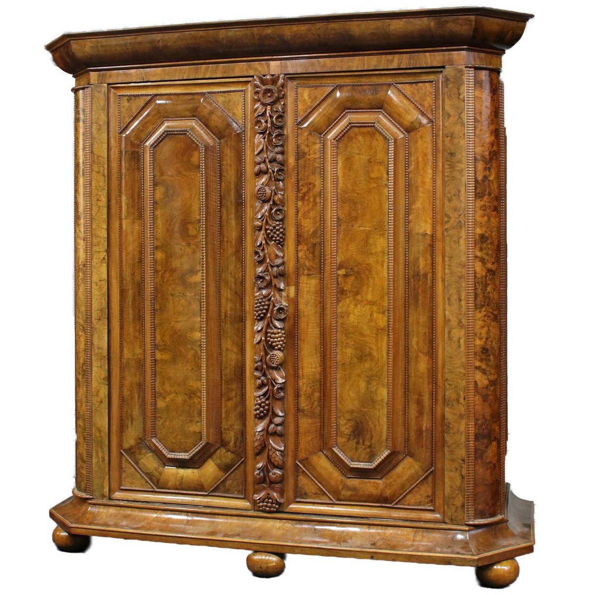 Mueble barroco de nogal con tallas, década de 1700 en venta en Pamono