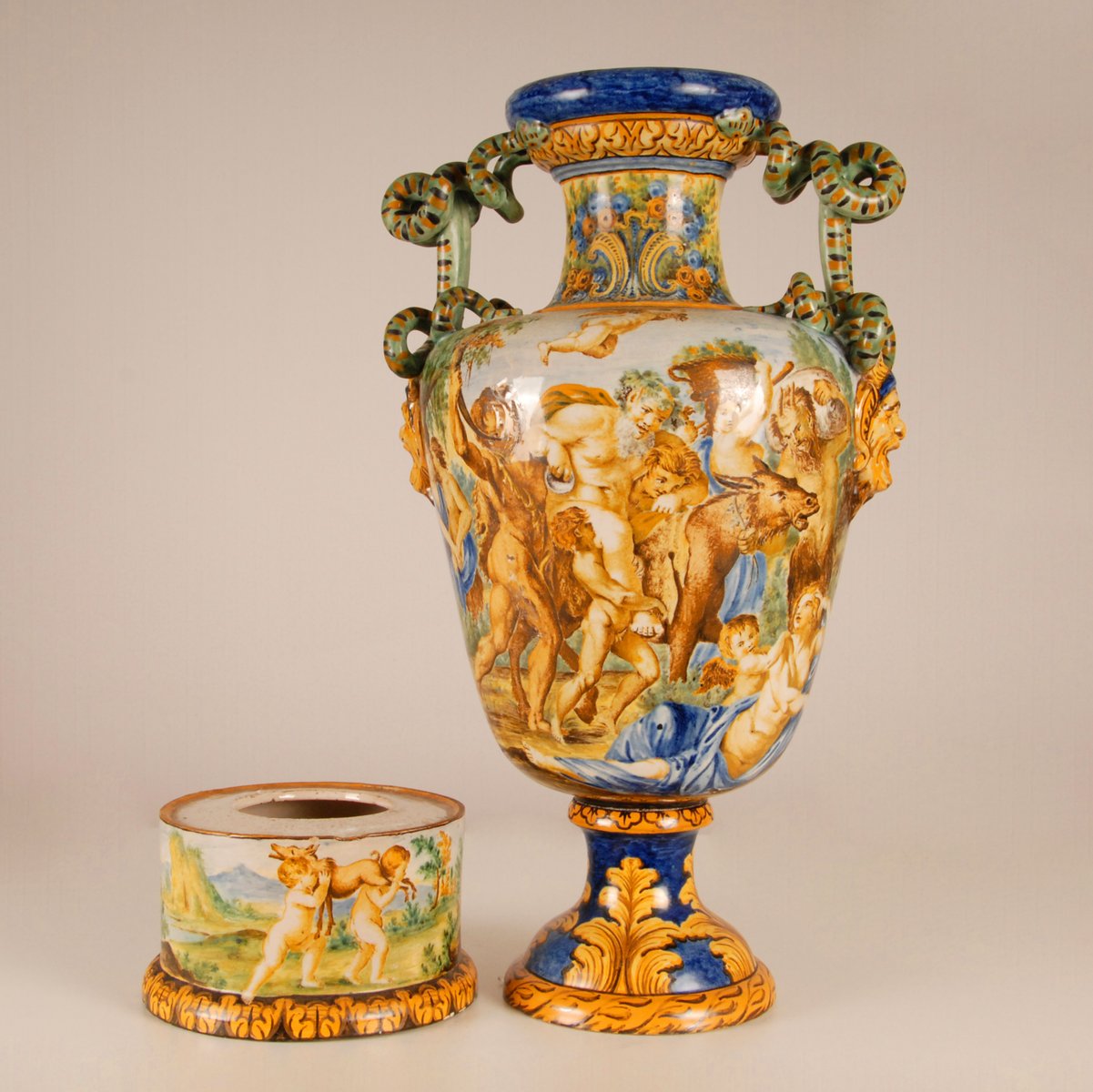 Grand Vase Majolica Serpentine avec Pieds Séparés Représentant une ...