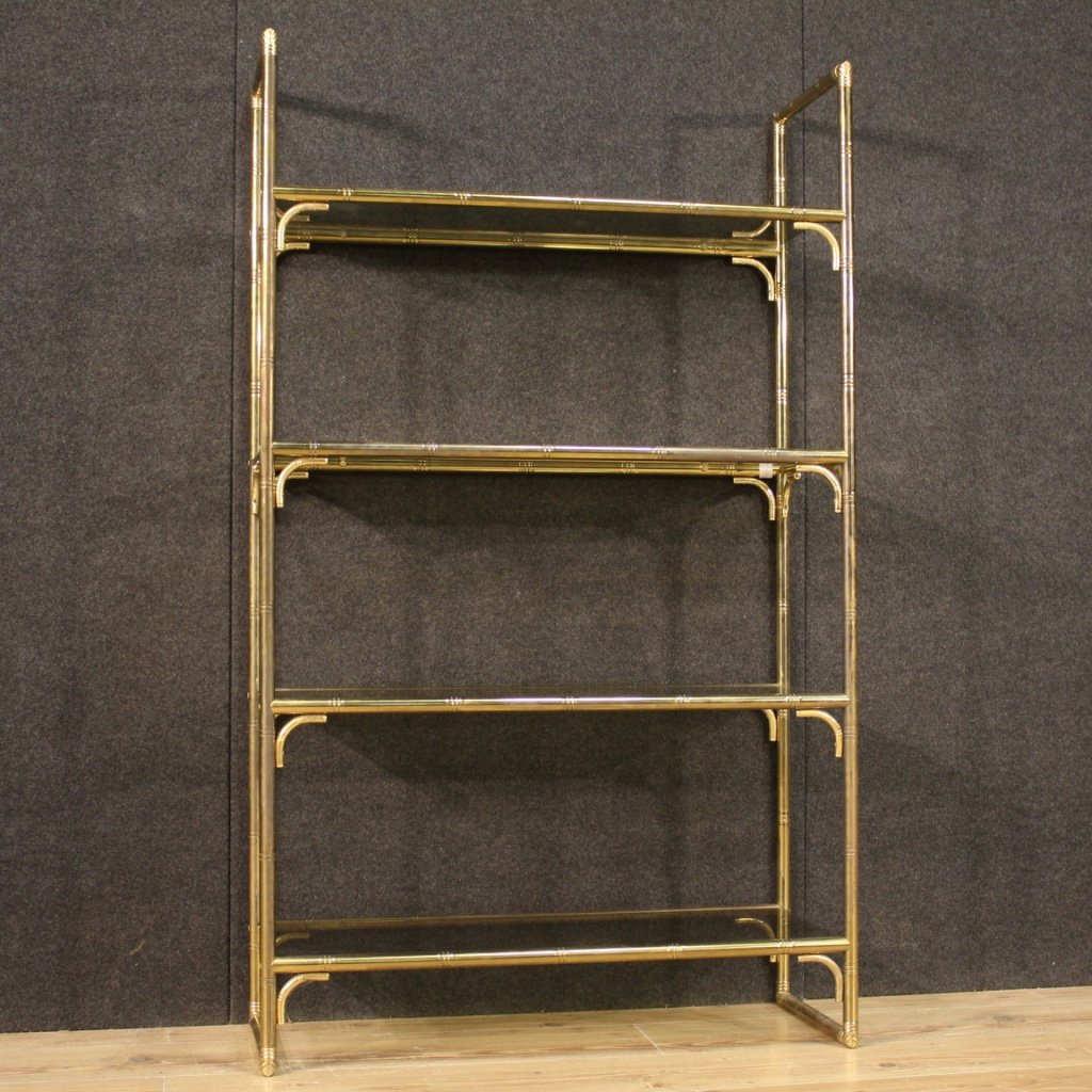 Italian Bookshelf in Gilt Metal with Glass Shelves bei Pamono kaufen