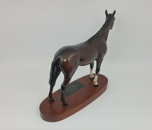 Beswick Connoisseur Red Rum on Wooden Base bei Pamono kaufen