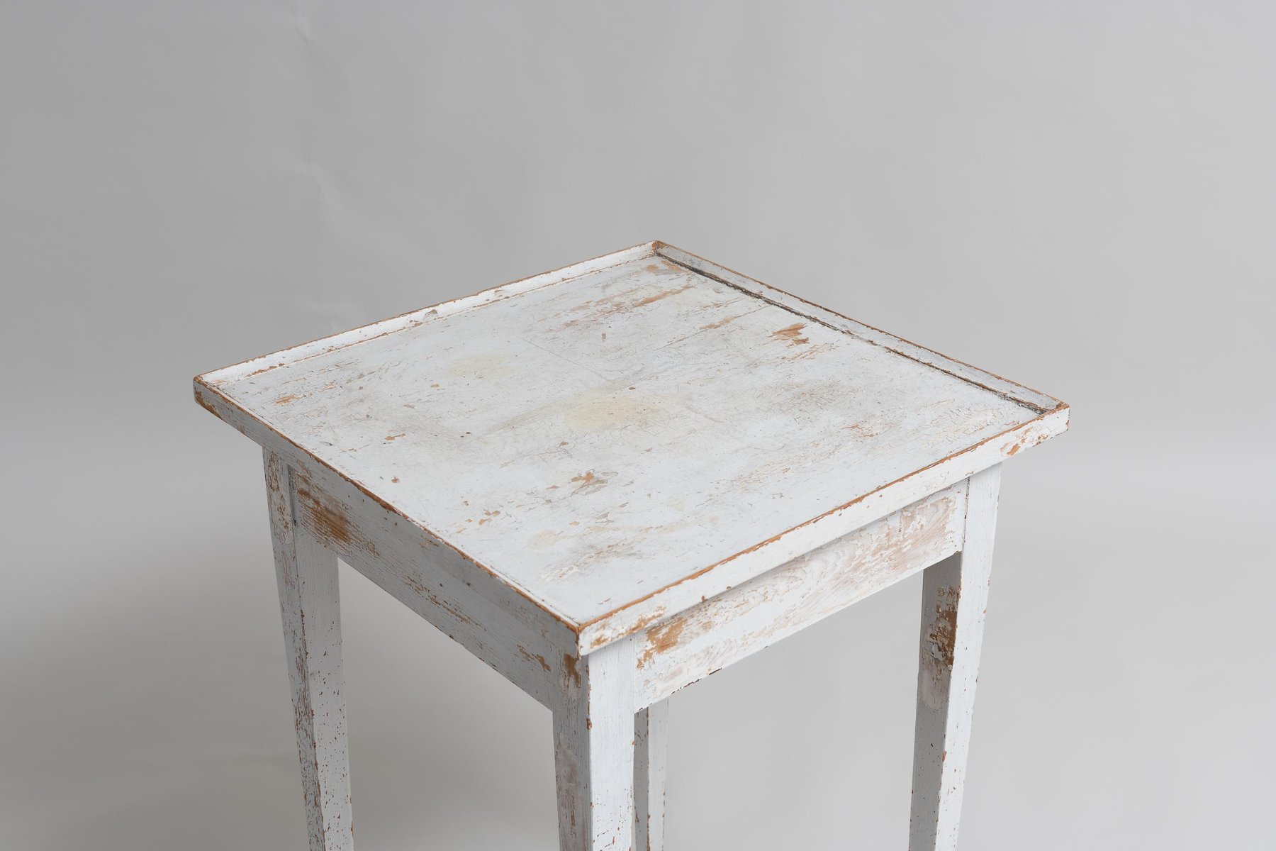19th Century Small Swedish White Gustavian Side Table for sale at Pamono